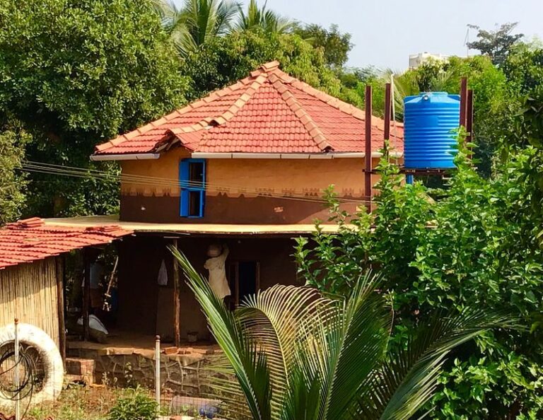 Des motifs Mandana pour ces maisons indiennes en terre crue | Build Green