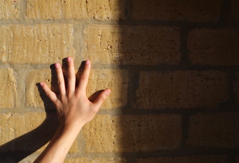 Maison colombienne en brique de terre crue à l'architecture ...