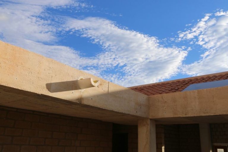 Maison colombienne en brique de terre crue à l'architecture ...