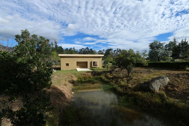 Maison colombienne en brique de terre crue à l'architecture ...