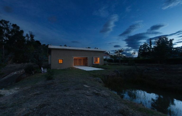 Maison colombienne en brique de terre crue à l'architecture ...