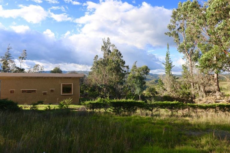 Maison colombienne en brique de terre crue à l'architecture ...